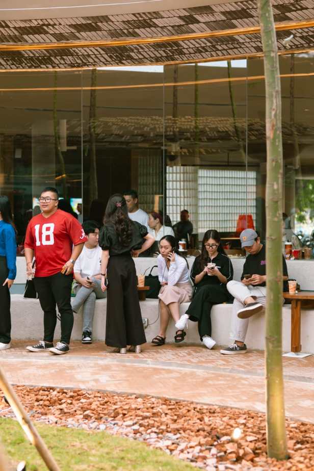 Sayap Suci, Coffee Shop Destinasi Hangout Terlengkap Ala Holywings ...